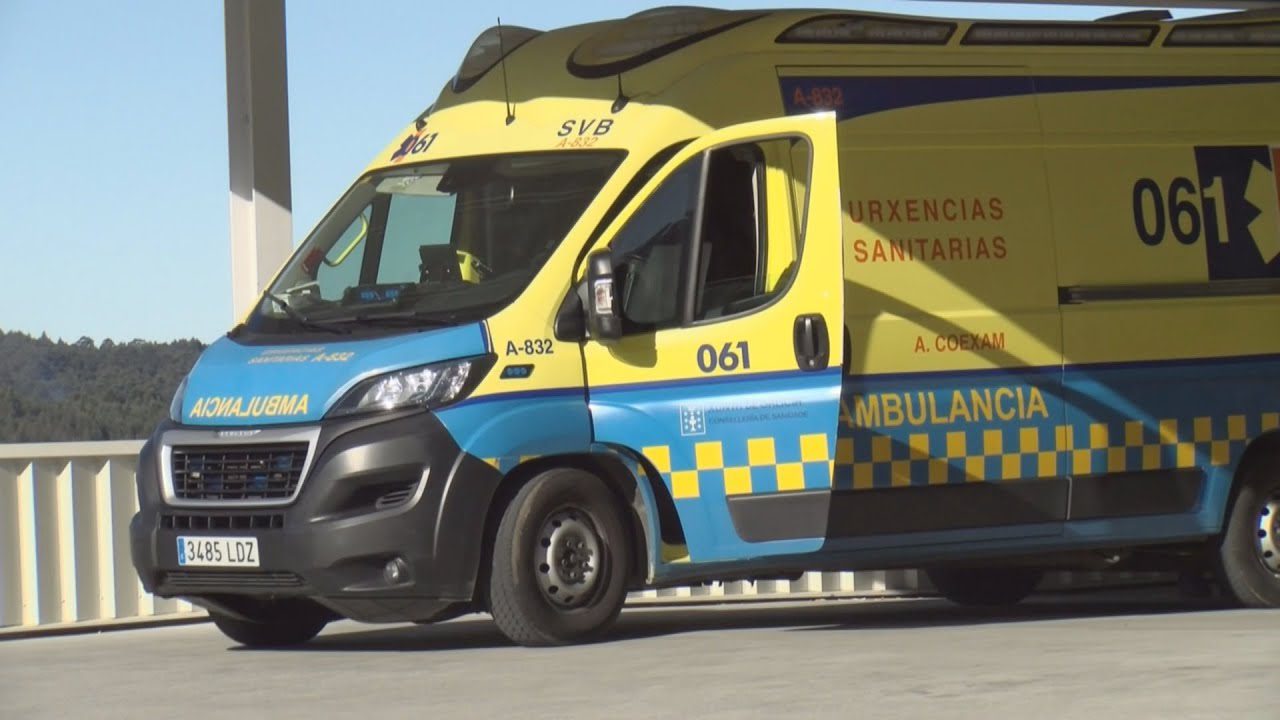 Trasladan ó hospital a unha muller que caeu do seu piso cando limpaba ...